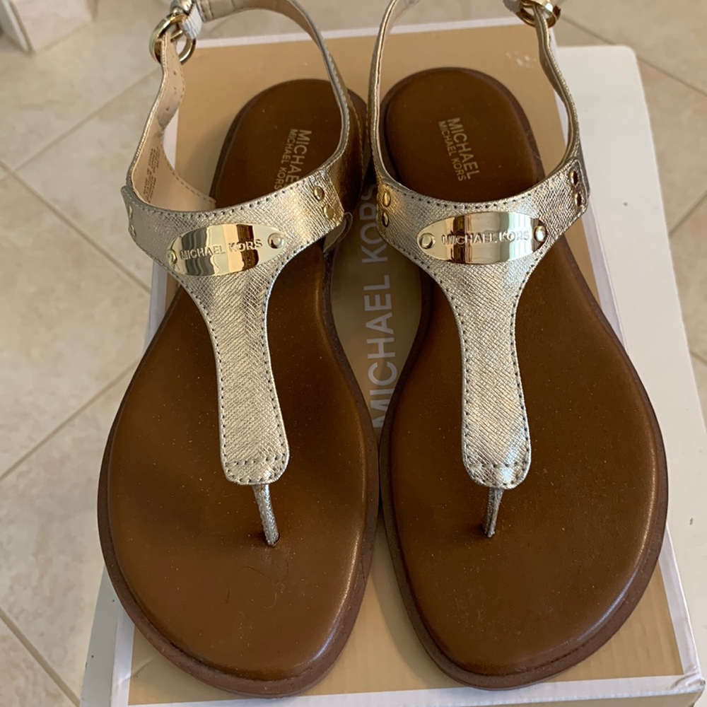 Michael Kors Mk Plate Thong In Metallic Pale Gold Lea… - Gem